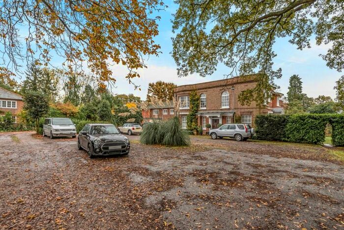 2 Bedroom Flat For Sale In Frog Hall Drive, Wokingham, RG40