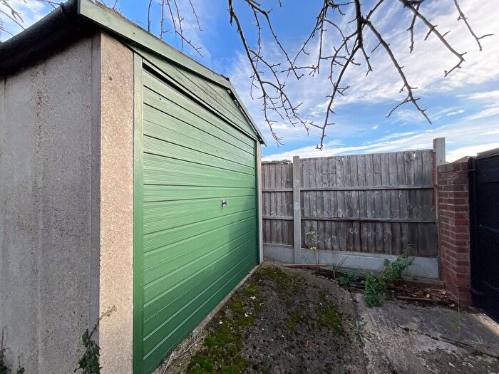 2 Bedroom Bungalow For Sale In Alton Gardens, Southend-on-Sea, SS2