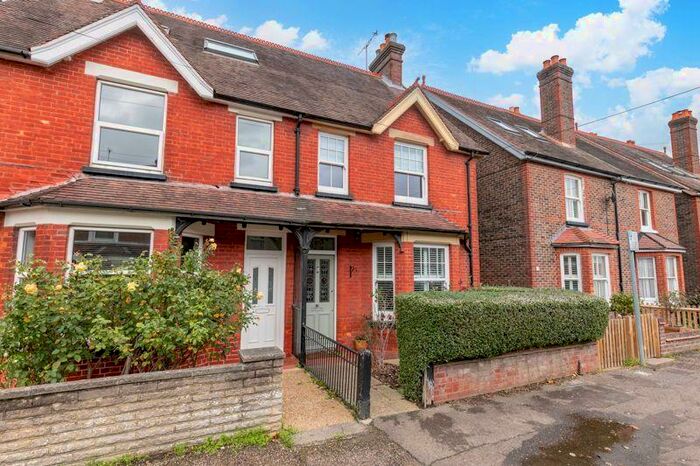 3 Bedroom Semi-Detached House For Sale In Hazelwick Road, Three Bridges ...