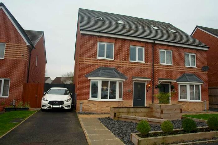 4 Bedroom Semi-Detached House For Sale In White Bank Road, Oldham, OL8