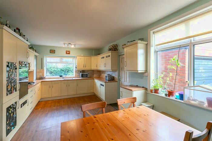 4 Bedroom Semi-Detached House For Sale In Wingrove Road North, Fenham ...