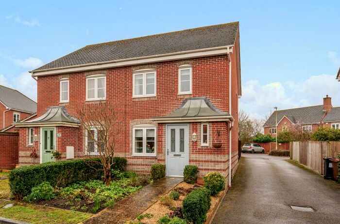 3 Bedroom Semi-Detached House For Sale In Dorset Crescent, Basingstoke ...
