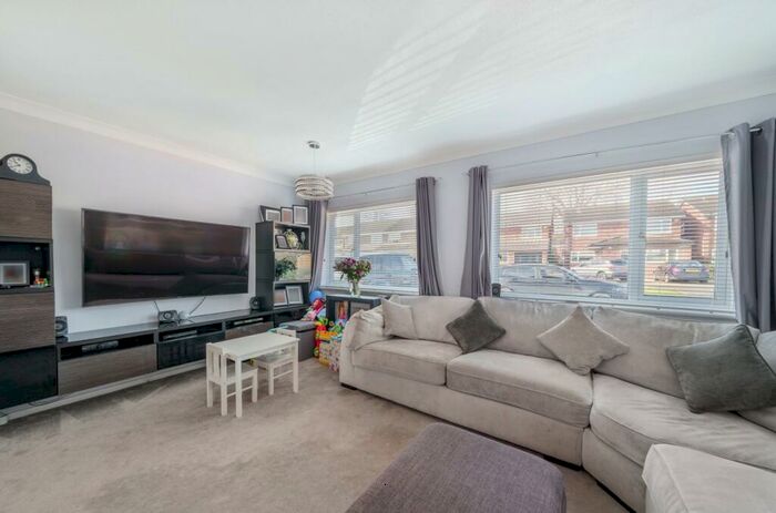 2 Bedroom Detached House For Sale In Chequer Tree Close, Knaphill ...