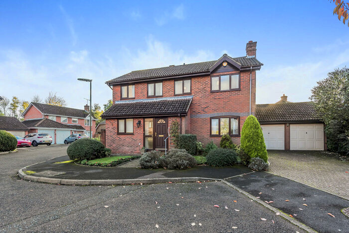 3 Bedroom Detached House For Sale In Meare Close, Tadworth, KT20