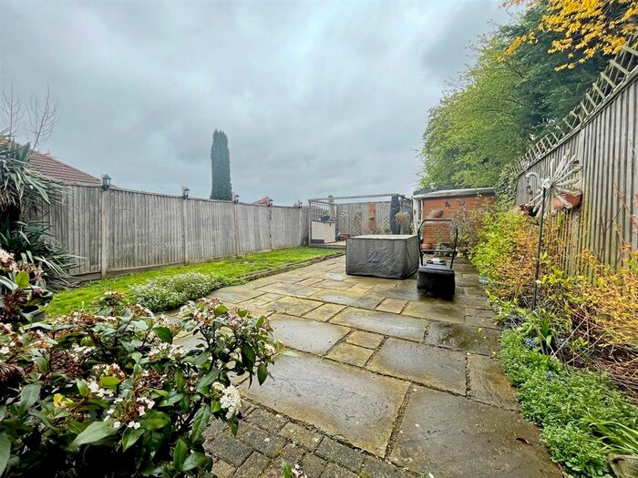 3 Bedroom Semi-detached Bungalow For Sale In Moor Lane, Cranham ...