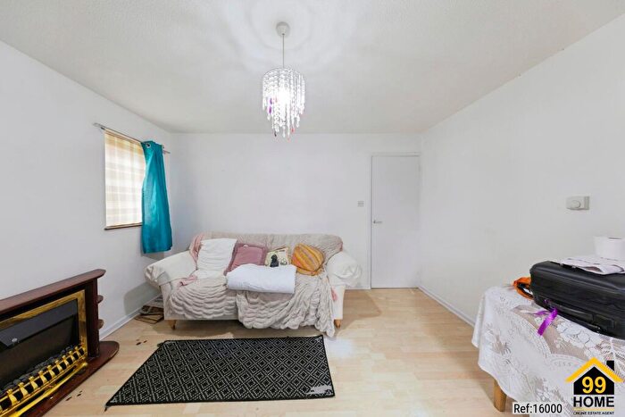 2 Bedroom Bungalow For Sale In Newbury Court, Milton Keynes, MK3