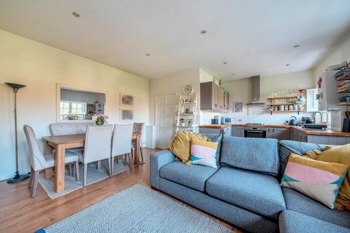 2 Bedroom Flat For Sale In Frog Hall Drive, Wokingham, RG40