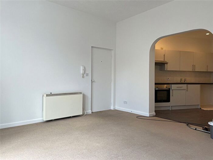 1 Bedroom Flat To Rent In Freemantle House, Priory Avenue, Taunton ...