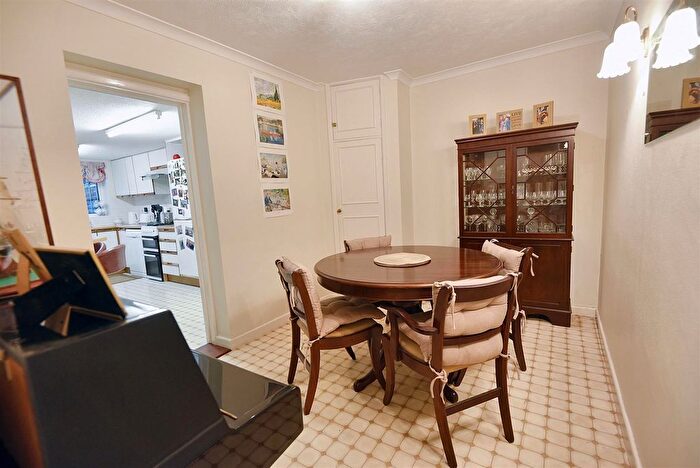 3 Bedroom Semi-Detached House For Sale In Grosvenor Road, Stalbridge ...