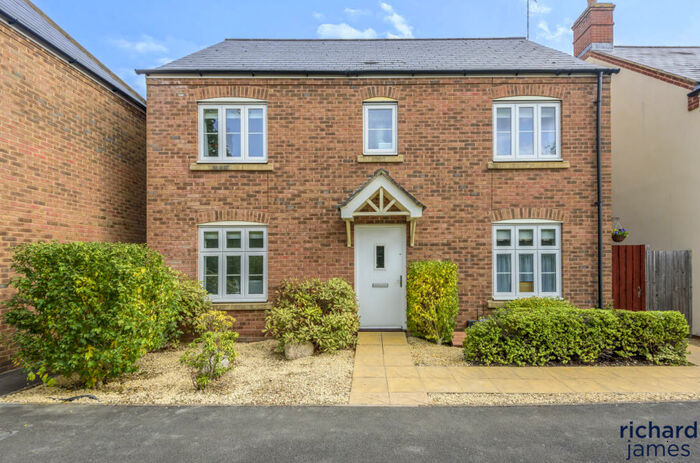 4 Bedroom Detached House For Sale In Lilian Close, Taw Hill, Swindon, SN25