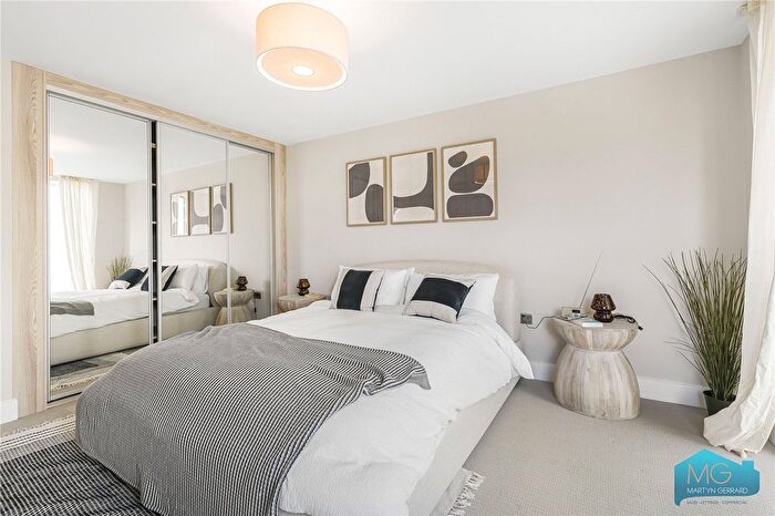 3 Bedroom End Of Terrace House For Sale In High Road, London, N12