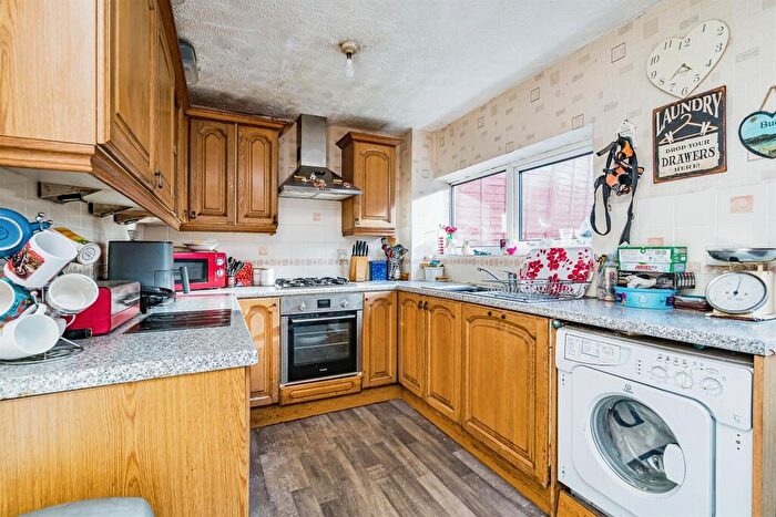 3 Bedroom Semi-Detached House For Sale In Gayfield Avenue, Brierley ...