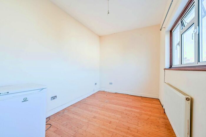 2 Bedroom Flat To Rent In Hazelbank Road, Catford, London, SE6