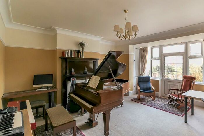 4 Bedroom Semi-Detached House For Sale In Wingrove Road North, Fenham ...