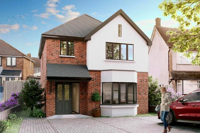 3 Bedroom Detached House For Sale In South End Road, Rainham, RM13