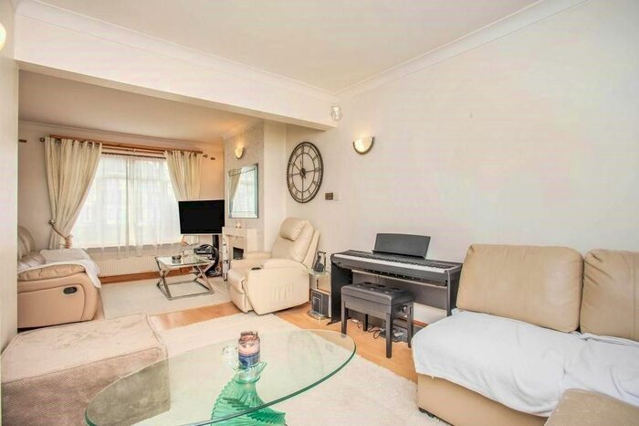 4 Bedroom Semi-Detached House For Sale In Tithe Farm Avenue, South ...